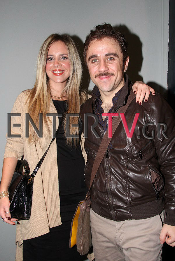 Ποιο νεαρό και όμορφο ζευγάρι συναντήσαμε σε θεατρική πρεμιέρα; - Zinapost.gr