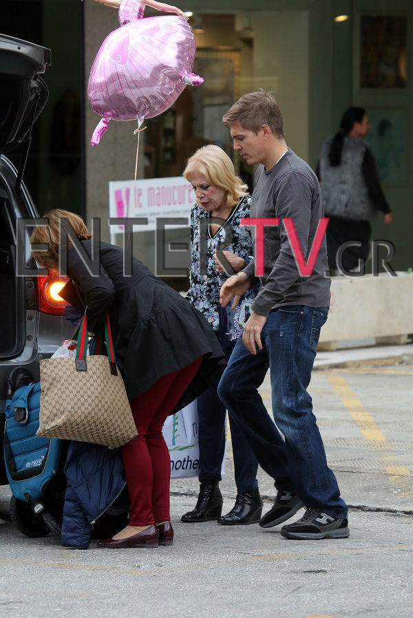 Δείτε τον Λέοντα Πατίτσα μαζί με τη μητέρα του και την πεθερά του ...