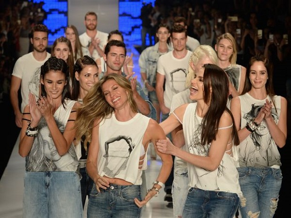 Ξέσπασε σε κλάματα η Ζιζέλ πάνω στην πασαρέλα - Zinapost.gr