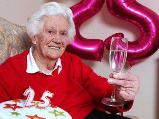 Είναι 100 χρονών και έχει γιορτάσει μόνο 25 φορές - Zinapost.gr