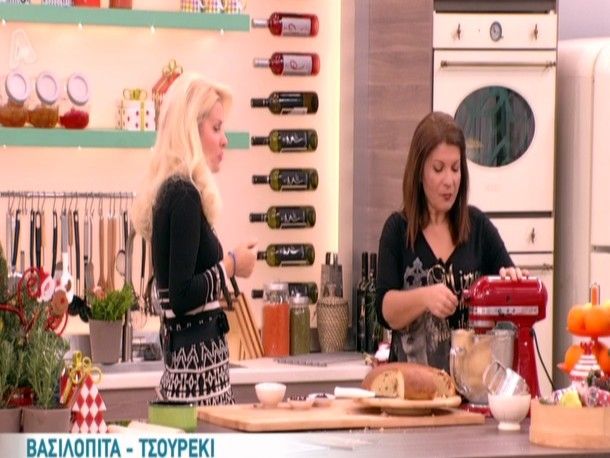 Η Αργυρώ Μπαρμπαρίγου έφτιαξε βασιλόπιτα τσουρέκι στην εκπομπή της Ελένης! - Zinapost.gr