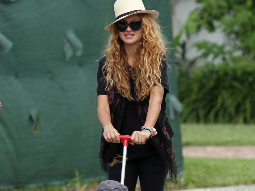 Δείτε την sexy Paulina Rabio με τον γιο της - Zinapost.gr