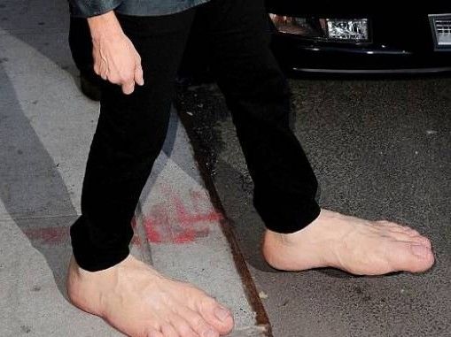 Σε ποιον πασίγνωστο ηθοποιό ανήκουν αυτές οι γιγάντιες πατούσες ...