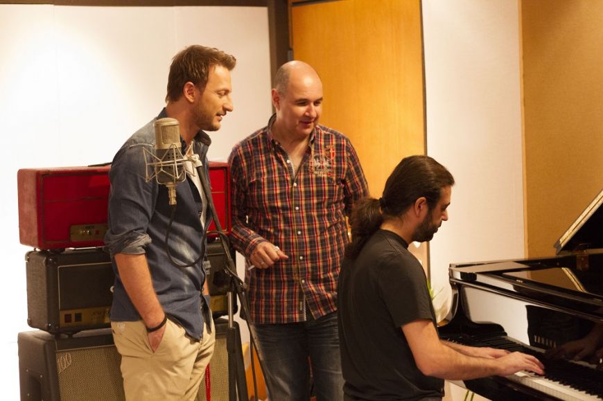 Ο Κώστας Καραφώτης στο στούντιο ηχογράφησης! (Video) - Zinapost.gr