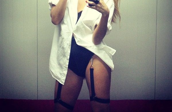 Ποια πασίγνωστη τραγουδίστρια ποζάρει με... ζαρτιέρες στο Instagram; - Zinapost.gr