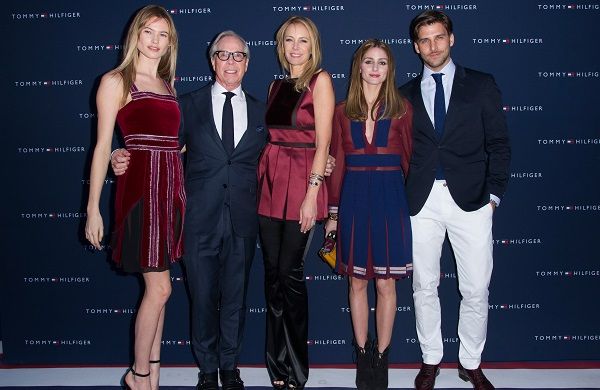 Ο Tommy Hilfiger γιορτάζει το άνοιγμα του νέου του καταστήματος στο ...