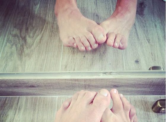 Ποιος γοητευτικός πρωταγωνιστής φωτογράφισε τις... πατούσες του ...