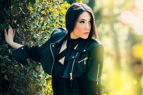 Η Sexy ψυχολόγος και καθηγήτρια φωνητικής που εντυπωσιάζει με το πρώτο της Video Clip! - Zinapost.gr