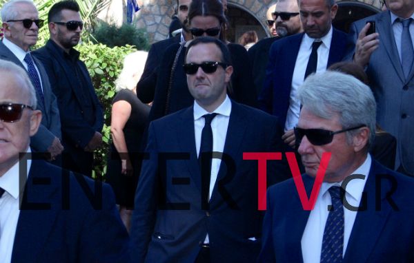 Θοδωρής Κυριακού: Συντετριμμένος στο τελευταίο "αντίο" στον πατέρα του ...
