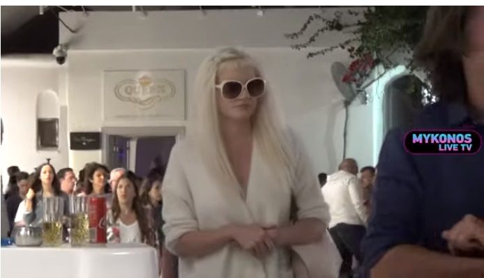 Δείτε τι έκανε η Τζούλια Αλεξανδράτου στη Μύκονο και τράβηξε τα ...