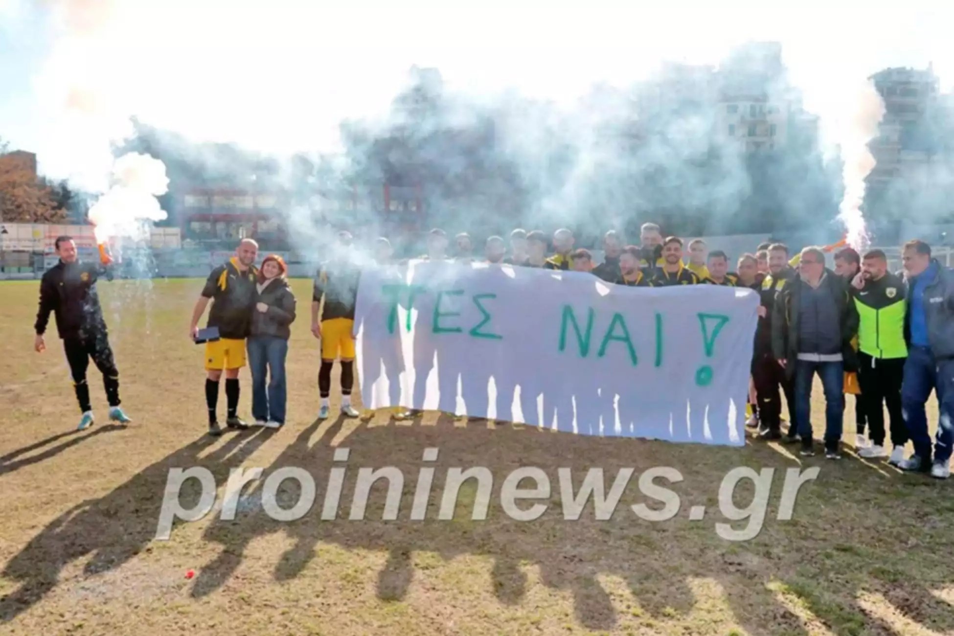Πρόταση γάμου μέσα στο γήπεδο στο ΑΕΚ Καβάλας – Απόλλων Χρυσοχωρίου ...