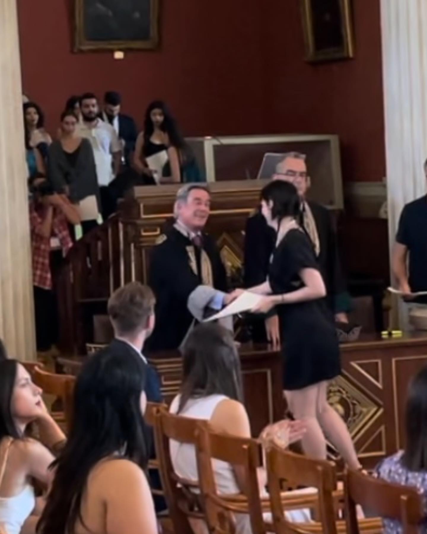 «Λιώνει» ο Κώστας Μακεδόνας: Αυτή είναι η 23χρονη κόρη του – Η φωτογραφία από την ορκωμοσία της ...