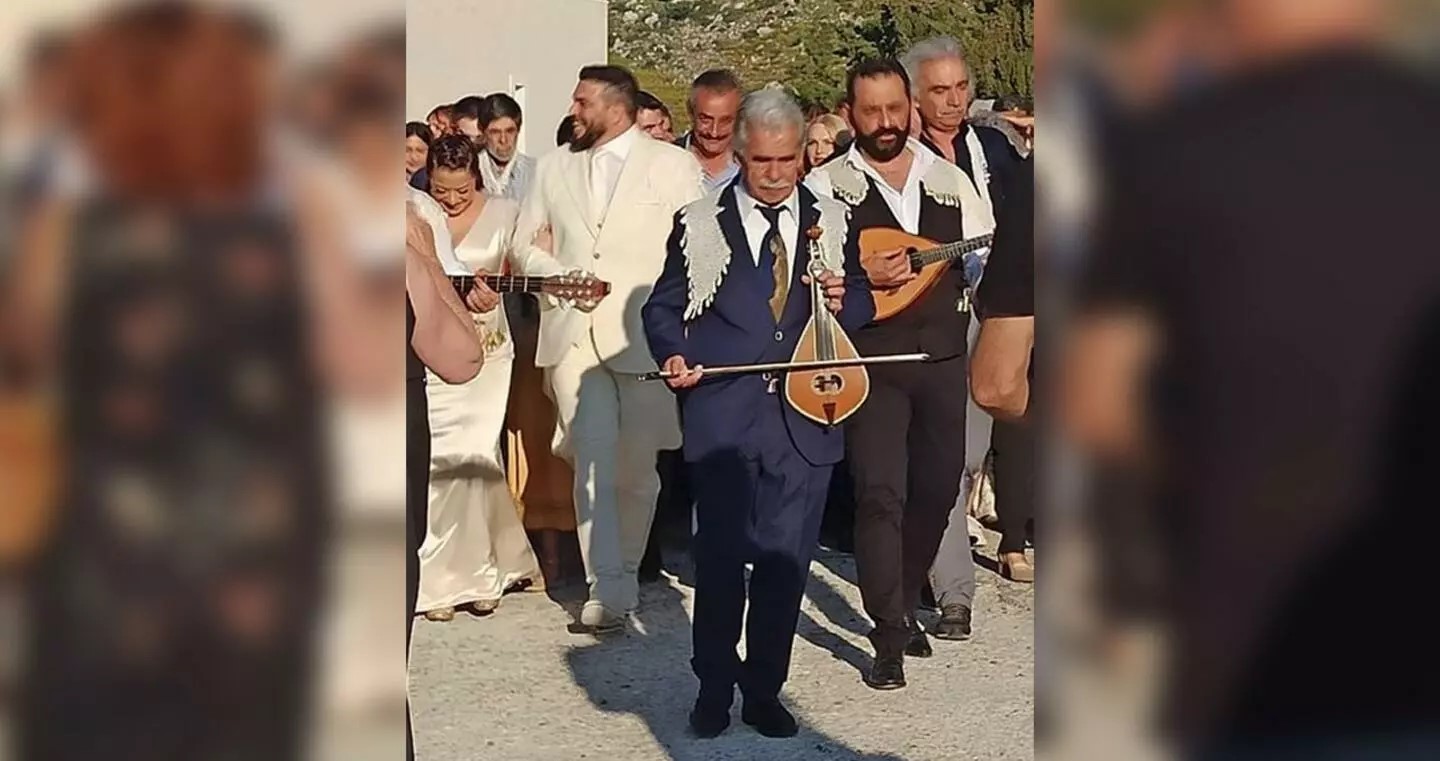 Ο αγαπημένος καλλιτέχνης Βασίλης Σκουλάς πάντρεψε τον "αητό" του ...