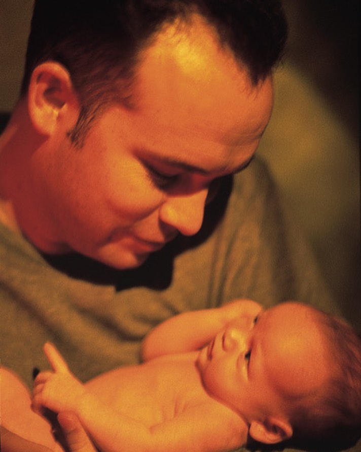 «Λιώνει» ο Κώστας Μακεδόνας: Αυτή είναι η 23χρονη κόρη του – Η φωτογραφία από την ορκωμοσία της ...