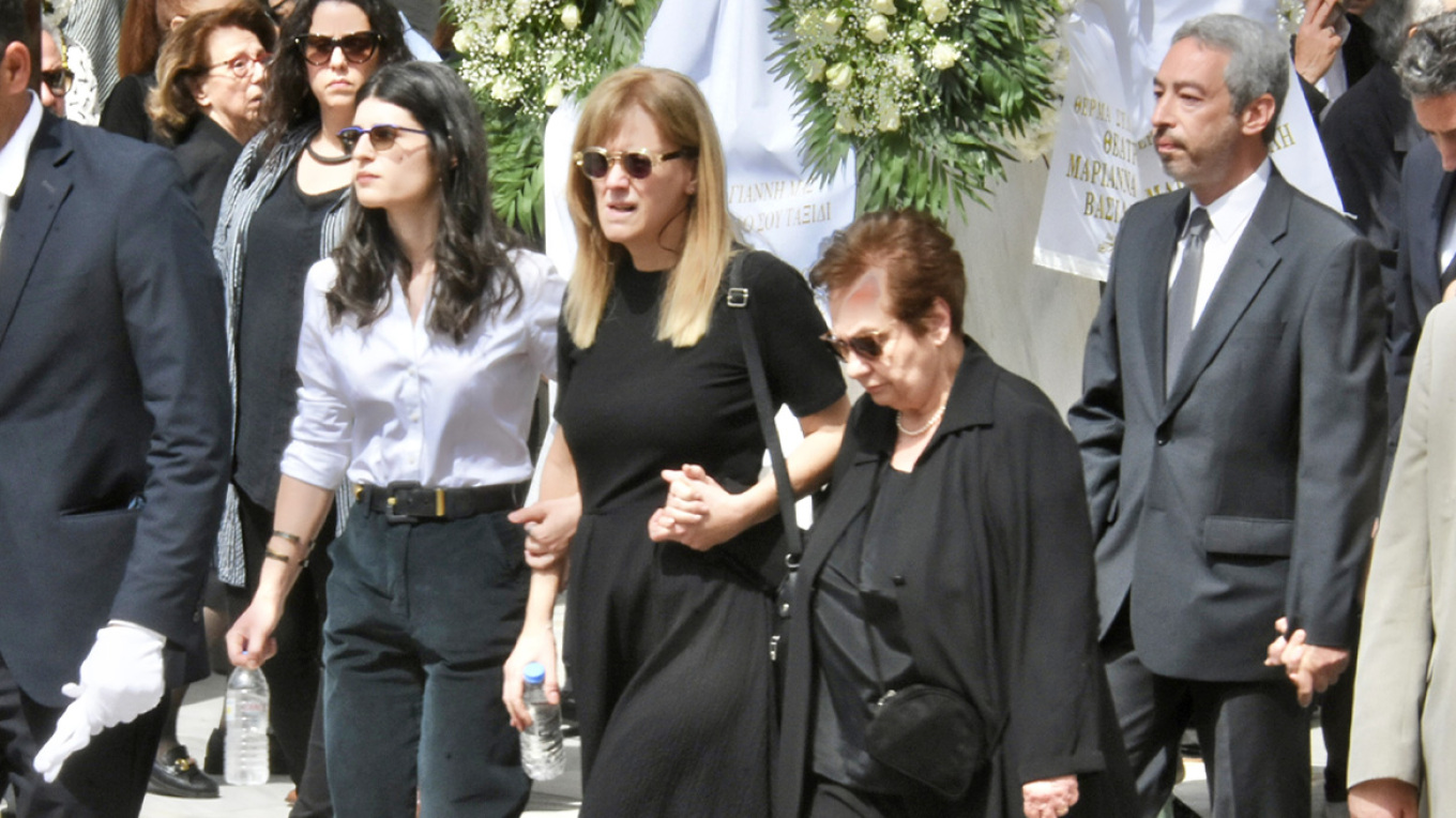 Γιάννης Φέρτης: Συγκίνηση στην κηδεία του - Πλήθος καλλιτεχνών λένε το ...