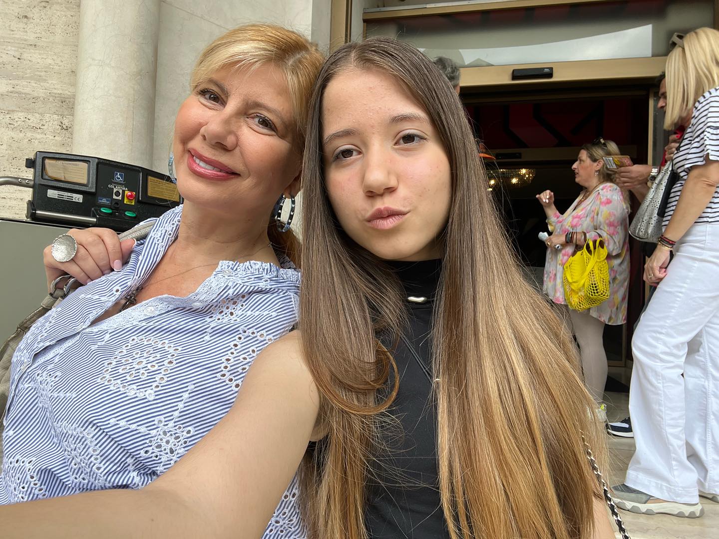 Ο ξεχωριστός Δεκαπενταύγουστος της Ζήνας Κουτσελίνη και το θαύμα της Παναγιάς- Η παρουσιάστρια ...